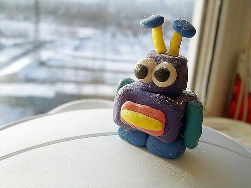 Die robot is gemaak van klei: hoe om 'n speelding te maak met hul hande